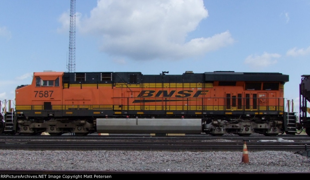BNSF 7587
